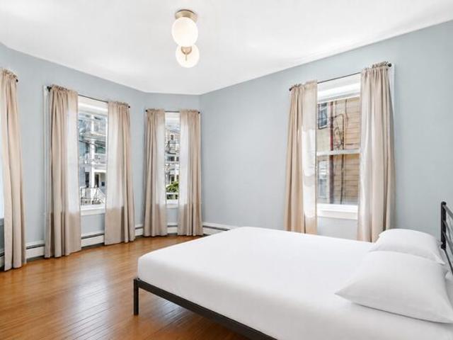 Queen bedroom in 4 bed/2 bath home in Allston #421 A