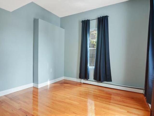 Queen bedroom in 4 bed/2 bath home in Allston #534 B