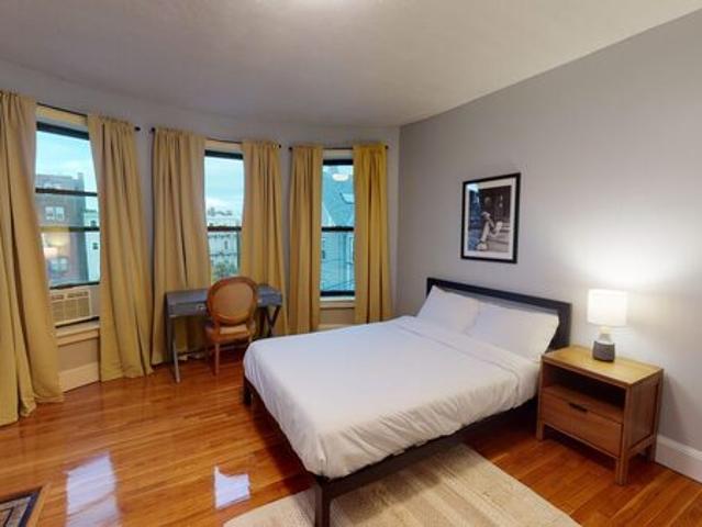 Queen bedroom in 4 bed/2 bath home in Allston #536 C