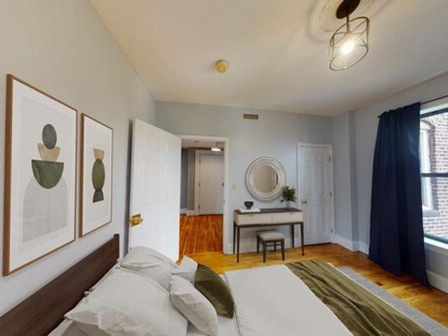 Queen bedroom in 4 bed/2 bath home in Allston #536 B