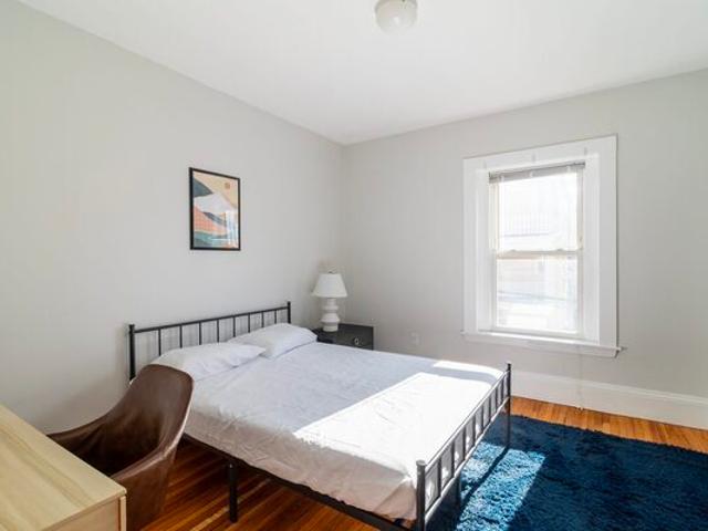 Queen bedroom in 4 bed/2 bath home in Allston #1300 C