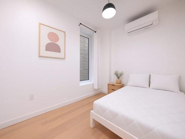Queen bedroom in 4 bed/2 bath home in Ditmas Park #1898 C