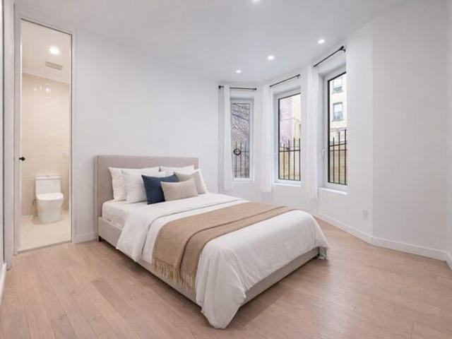 Queen bedroom in 4 bed/2 bath home in Ditmas Park #1899 D