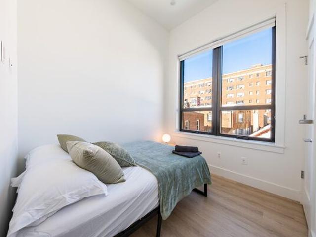 Queen bedroom in 4 bed/2 bath home in Dupont Circle #1906 B