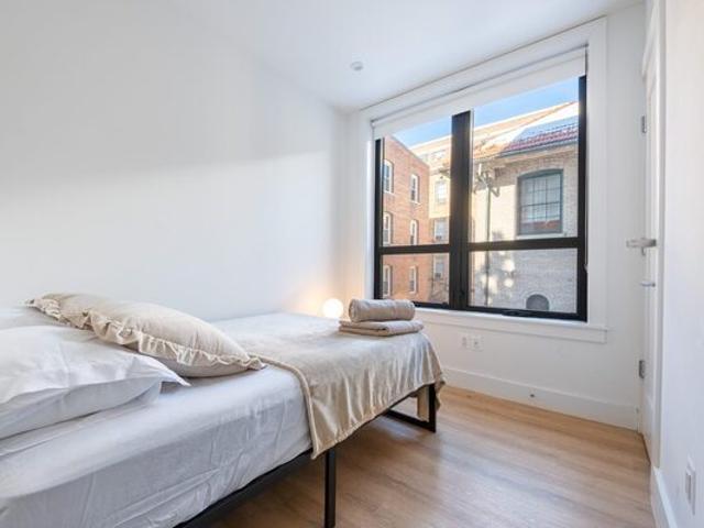 Queen bedroom in 4 bed/2 bath home in Dupont Circle #1908 B