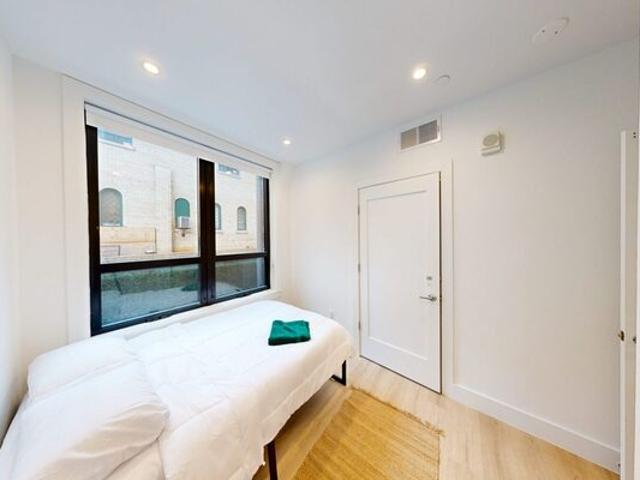 Queen bedroom in 4 bed/2 bath home in Dupont Circle #1903 B