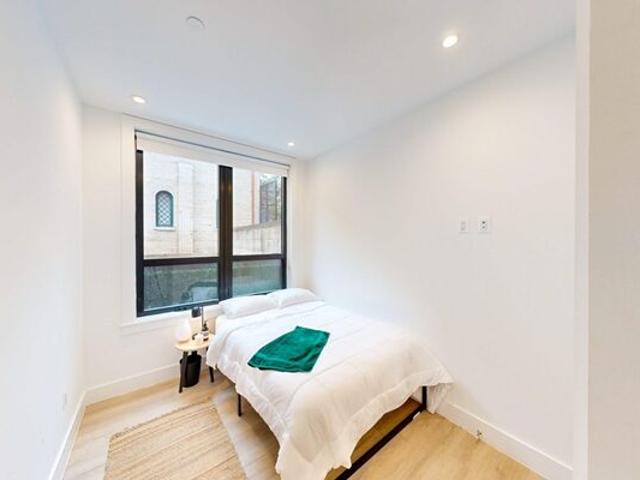 Queen bedroom in 4 bed/2 bath home in Dupont Circle #1903 D