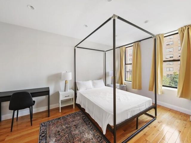 Queen bedroom in 4 bed/2 bath home in East Harlem #706 A