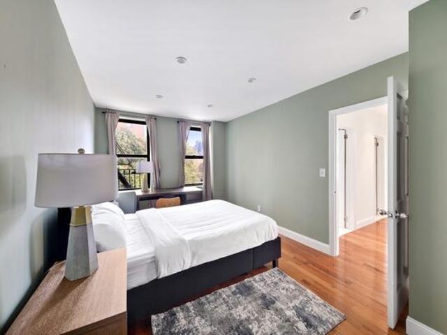 Queen bedroom in 4 bed/2 bath home in East Harlem #701 A