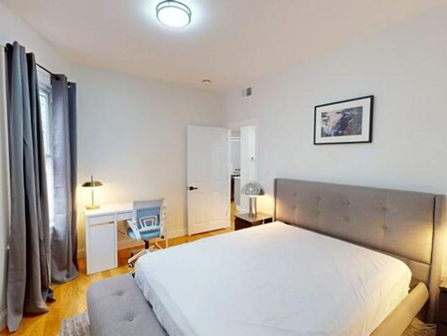 Queen bedroom in 4 bed/2 bath home in Fort Hill #990 A