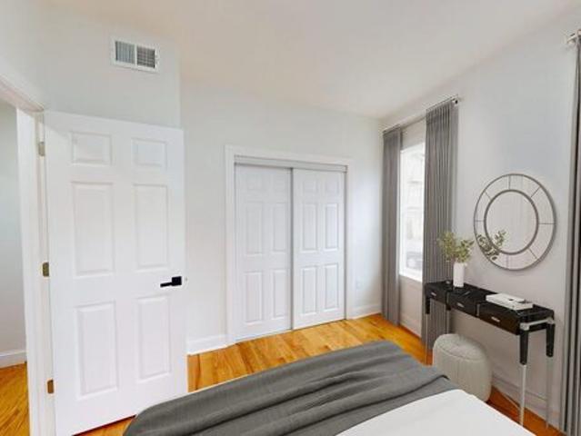 Queen bedroom in 4 bed/2 bath home in Fort Hill #990 B