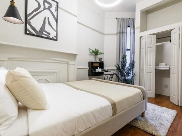 Queen bedroom in 4 bed/2 bath home in Hell's Kitchen #290 B