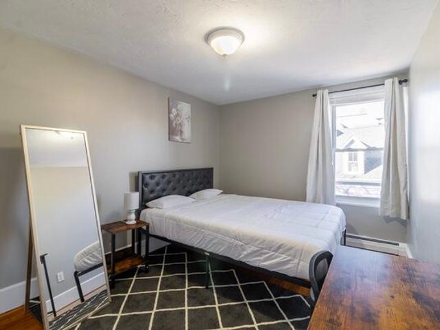 Queen bedroom in 4 bed/2 bath home in Newton Corner #925 B