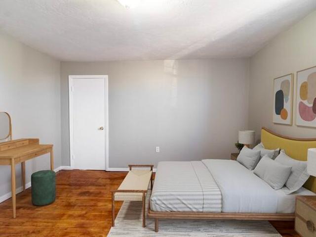 Queen bedroom in 4 bed/2 bath home in Newton Corner #925 D