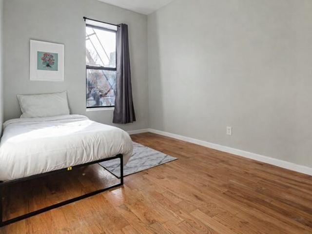 Queen bedroom in 4 bed/2 bath home in Prospect Lefferts Gardens #1572 D