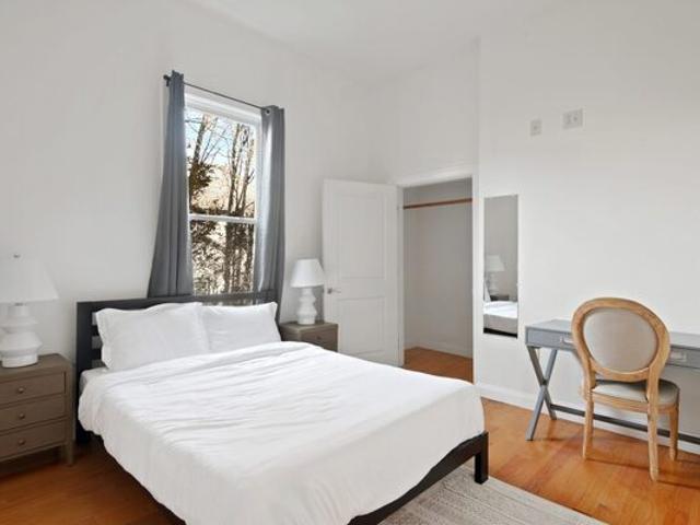 Queen bedroom in 4 bed/2 bath home in Roxbury #829 A