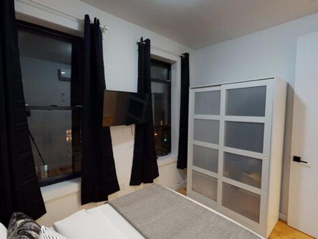 Queen bedroom in 4 bed/2 bath home in Ridgewood #461 D