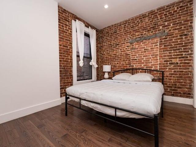 Queen bedroom in 4 bed/2 bath home in West Harlem #1788 C