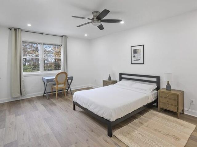 Queen bedroom in 5 bed/3.5 bath home in Upper Central NE #810 A