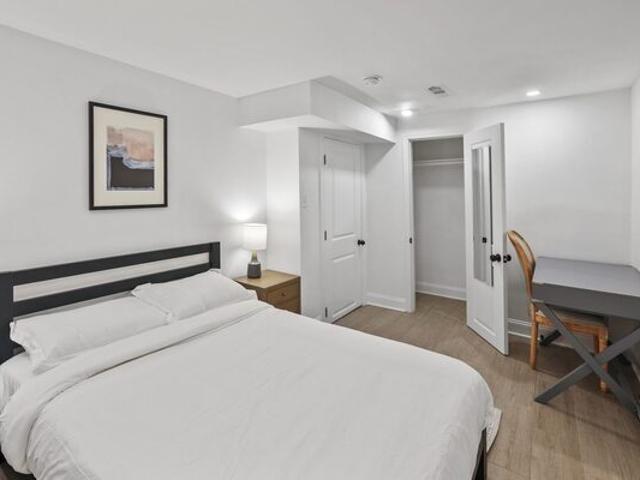 Queen bedroom in 5 bed/3.5 bath home in Upper Central NE #810 D