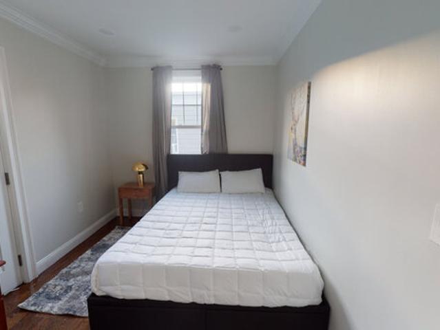 Queen bedroom in 5 bed/1.5 bath home in Brighton #571 E