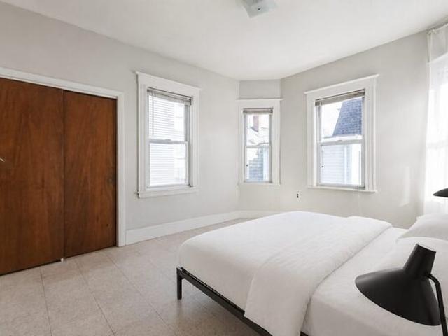 Queen bedroom in 5 bed/1.5 bath home in Harvard Square Cambridge #1809 A