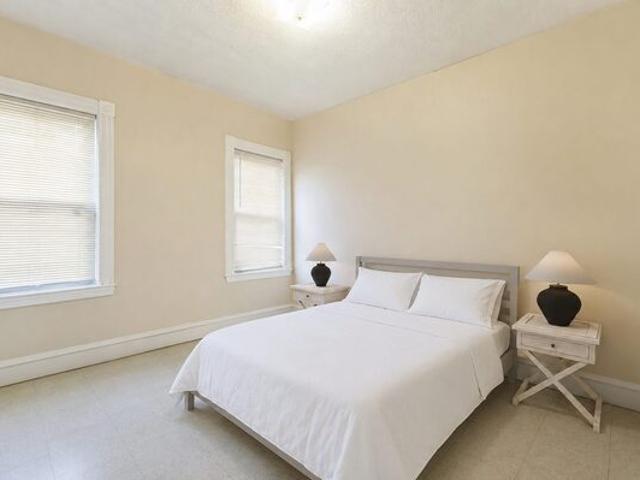 Queen bedroom in 5 bed/1.5 bath home in Harvard Square Cambridge #1809 E
