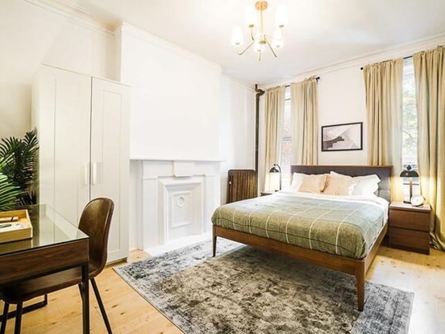 Queen bedroom in 5 bed/1 bath home in Hell's Kitchen #183 A