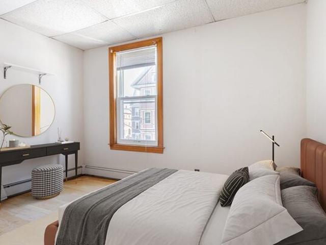 Queen bedroom in 5 bed/1 bath home in Mission Hill #1026 A