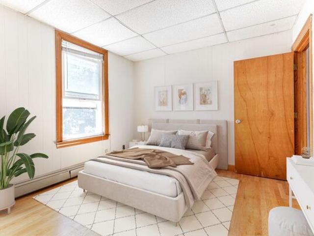 Queen bedroom in 5 bed/1 bath home in Mission Hill #1026 D