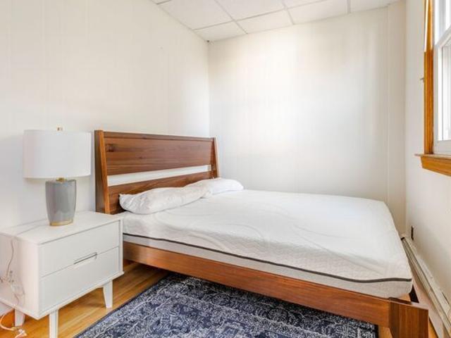 Queen bedroom in 5 bed/1 bath home in Mission Hill #1026 E