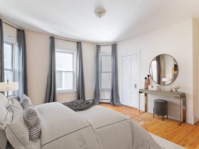 Queen bedroom in 5 bed/1 bath home in Mission Hill #1068 C