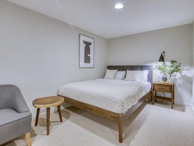 Queen bedroom in 5 bed/2.5 bath home in H Street #288 A