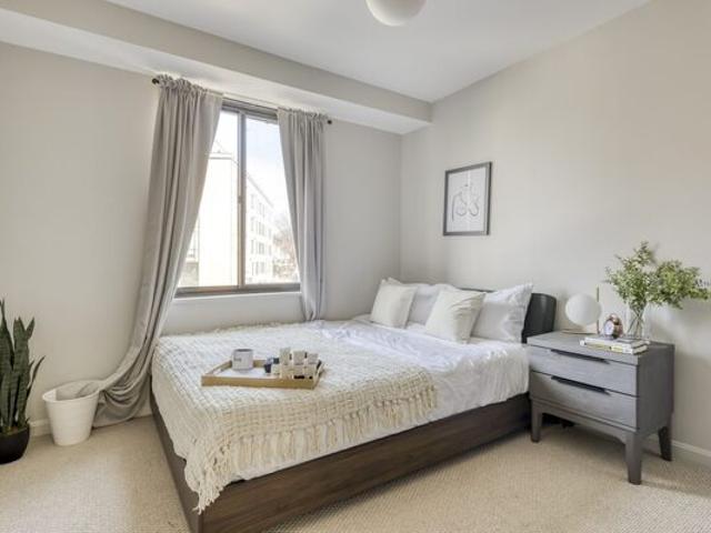 Queen bedroom in 5 bed/2.5 bath home in H Street #288 B