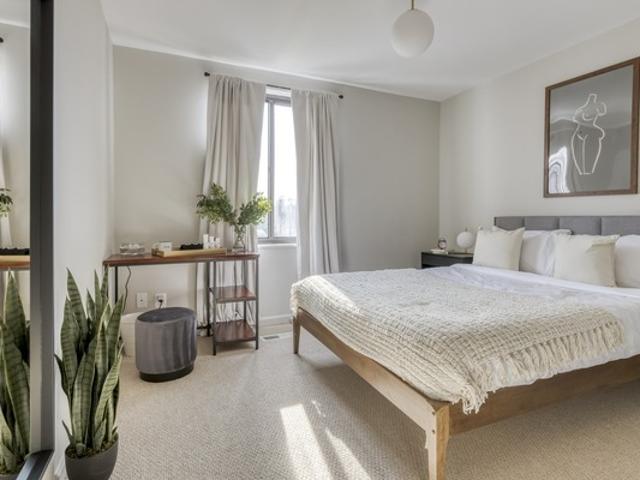 Queen bedroom in 5 bed/2.5 bath home in H Street #288 D