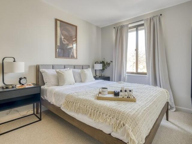 Queen bedroom in 5 bed/2.5 bath home in H Street #288 E