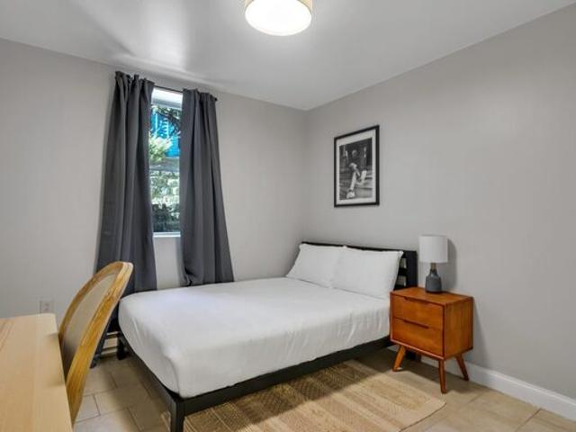 Queen bedroom in 5 bed/2.5 bath home in Roxbury #773 D