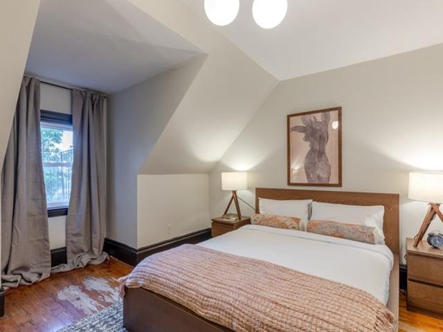 Queen bedroom in 5 bed/2 bath home in Allston #233 E