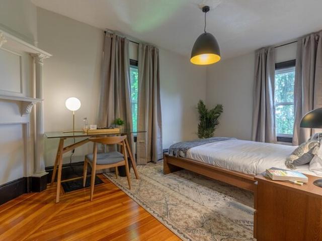 Queen bedroom in 5 bed/2 bath home in Allston #234 A