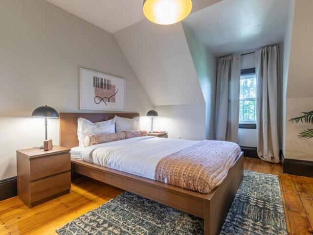 Queen bedroom in 5 bed/2 bath home in Allston #234 E