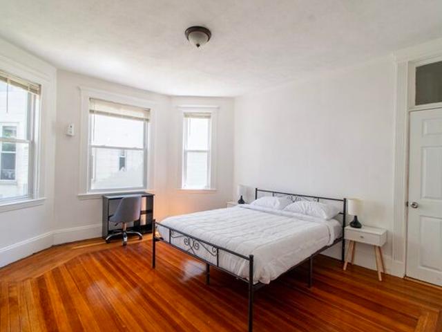 Queen bedroom in 5 bed/2 bath home in Dorchester Center #1494 C