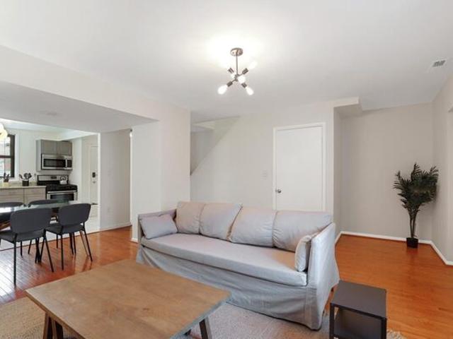 Queen bedroom in 5 bed/2 bath home in Logan Circle #416 BD