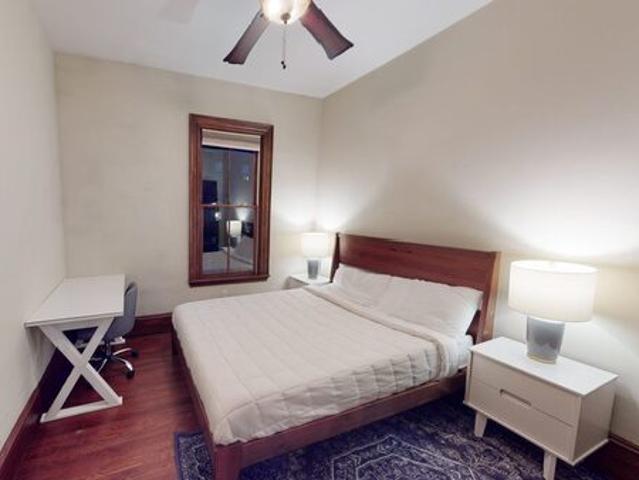Queen bedroom in 5 bed/2 bath home in Mission Hill #1375 A