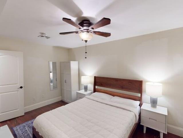 Queen bedroom in 5 bed/2 bath home in Mission Hill #1375 E