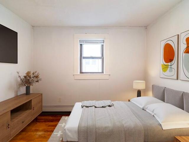 Queen bedroom in 5 bed/2 bath home in South Boston #1752 A