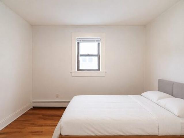Queen bedroom in 5 bed/2 bath home in South Boston #1752 A