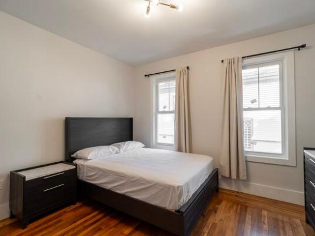 Queen bedroom in 5 bed/2 bath home in Roxbury #1900 D