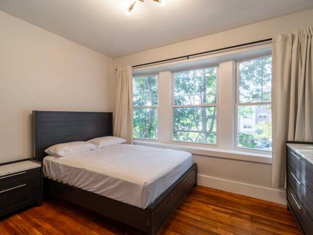Queen bedroom in 5 bed/2 bath home in Roxbury #1900 E