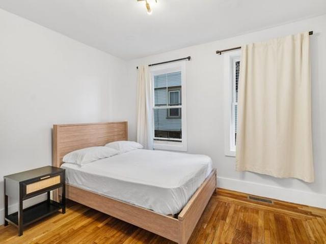 Queen bedroom in 5 bed/2 bath home in Roxbury #1901 B