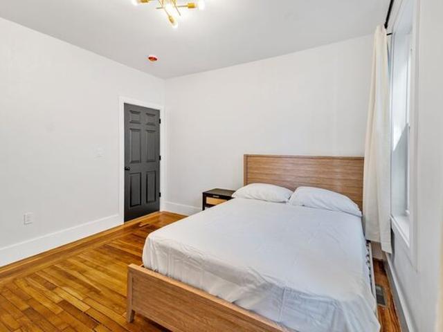 Queen bedroom in 5 bed/2 bath home in Roxbury #1901 C